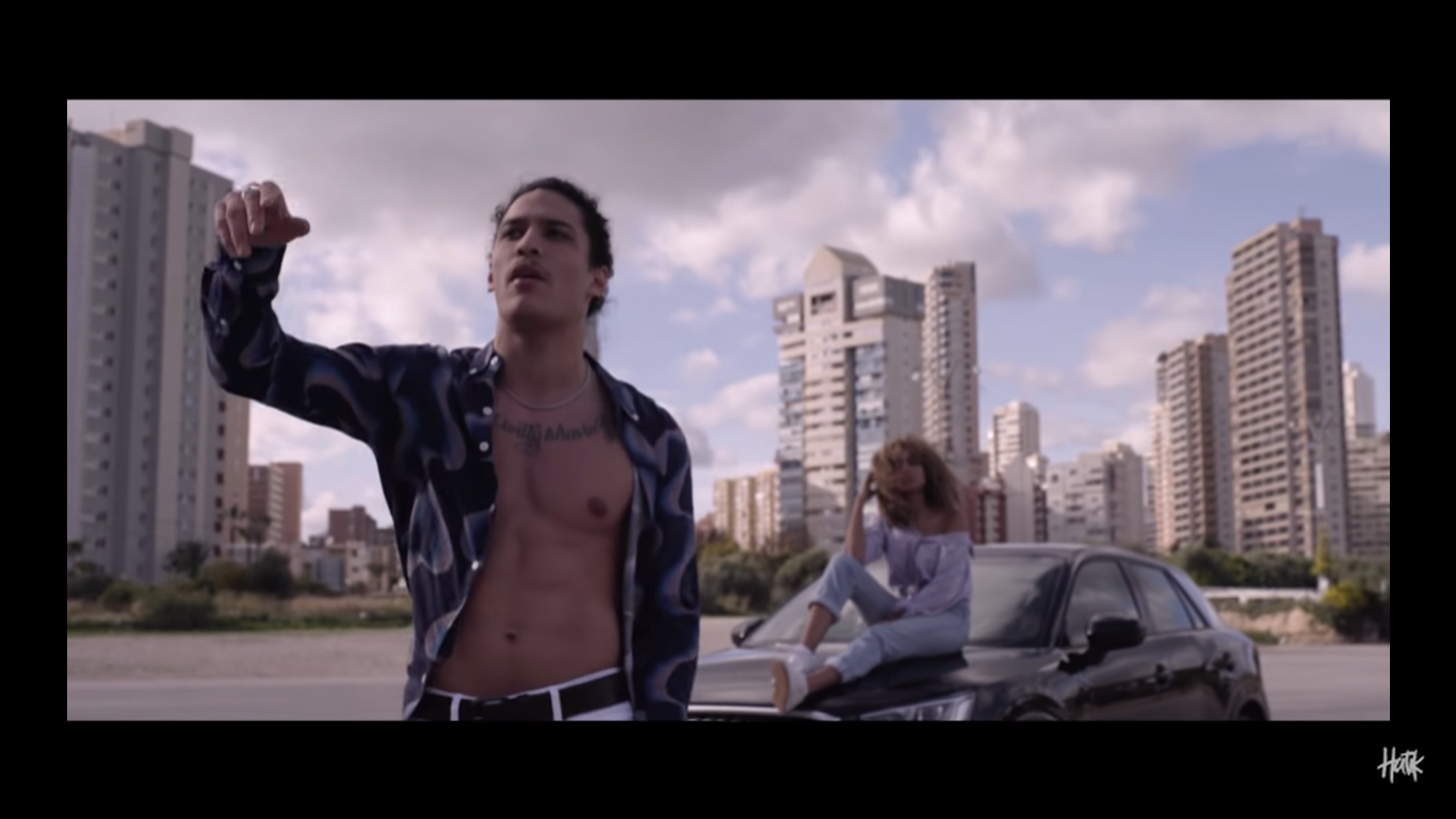 Hatik, numéro 1 avec son premier album « Chaise pliante » • Fun Radio