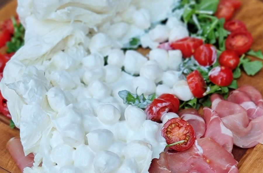 Ce resto propose une burrata remplie de minis burrata ! • FUN Radio