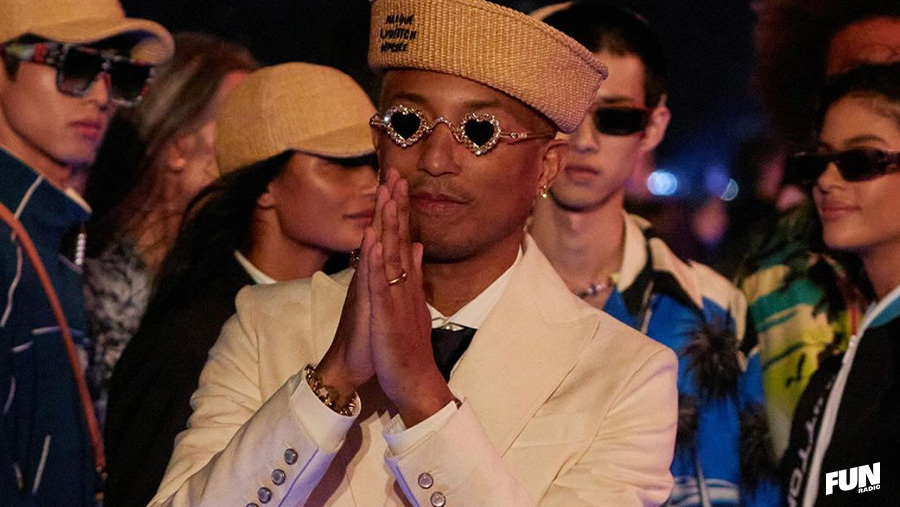 Pharrell Williams a besoin d’aide pour garer sa Tesla! • Fun Radio